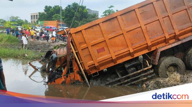 Sopir Dump Truk di Pekanbaru Tewas Usai Masuk Parit Akibat Hindari Trado Sopir Dump Truk di Pekanbaru Tewas Usai Masuk Parit Akibat Hindari Trado