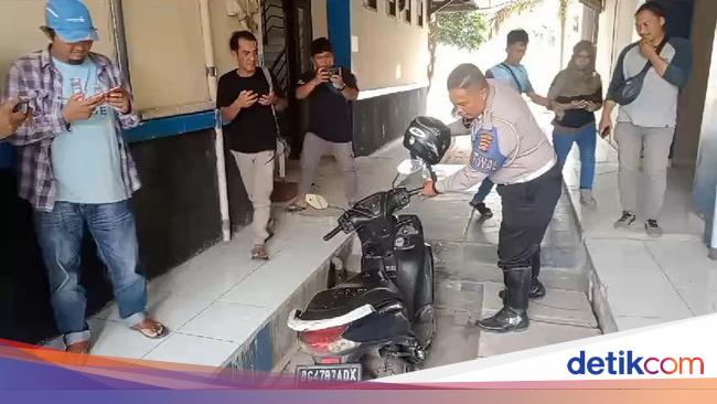 Emak-emak Bonceng 7 Bawa Bocah di Jembatan Ampera Ditangkap-Ditilang!