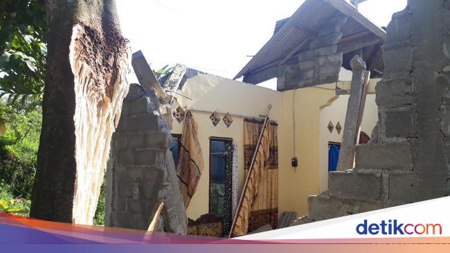 Rumah di Musuk Boyolali Rusak Parah Tertimpa Pohon Tumbang