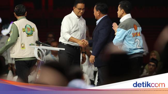 Prabowo Salaman dengan Anies Setelah Debat Cawapres Prabowo Salaman dengan Anies Setelah Debat Cawapres