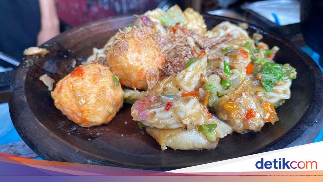 Sedapnya Seblak Rafael Racikan 'Teh Betty' yang Viral