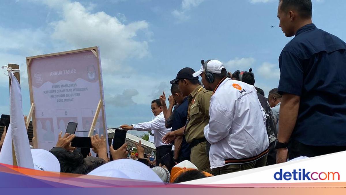 Anies Peragakan Cara Coblos AMIN di Cikarang, Target Menang 80% di Jabar