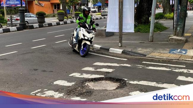 Hati-hati Ada Lubang Menganga di Jalan Sultan Tirtayasa Bandung Hati-hati Ada Lubang Menganga di Jalan Sultan Tirtayasa Bandung