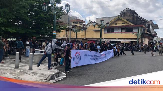 Prabowo-Gibran Sowan Sultan Siang Ini, Massa Padati Kepatihan