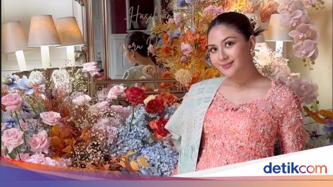 8 Foto Gaya Jessica Mila di Upacara Mambosuri, 7 Bulanan Adat Batak