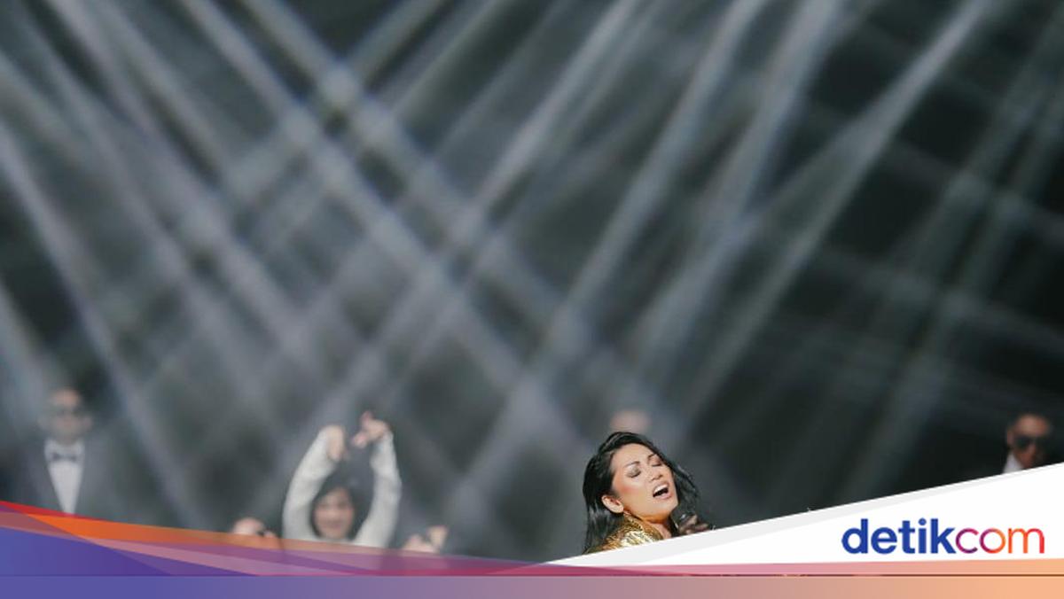 Tinggal di Luar Negeri, Anggun C Sasmi Tetap Gemar Pakai Wastra Indonesia