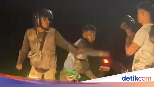 Ribut gegara Ditegur Ugal-ugalan, Tiga Pemotor Baku Hantam di Jalan Raya