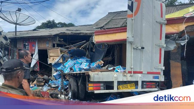 Tabrakan Beruntun di Puncak Bogor: 4 Luka Berat, 10 Luka Ringan