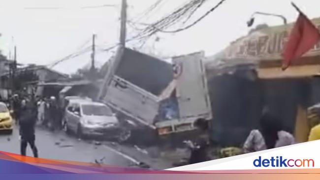 Tabrakan Beruntun 5 Mobil di Puncak Bogor, Ada Korban!