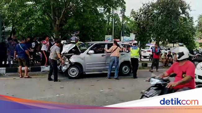 5 Kendaraan Terlibat Tabrakan Beruntun di Gianyar, Sopir Truk Terjepit