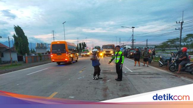 Pikap Tabrak Mobil di Bypass Mojokerto, Sopir Tewas-Penumpang Luka