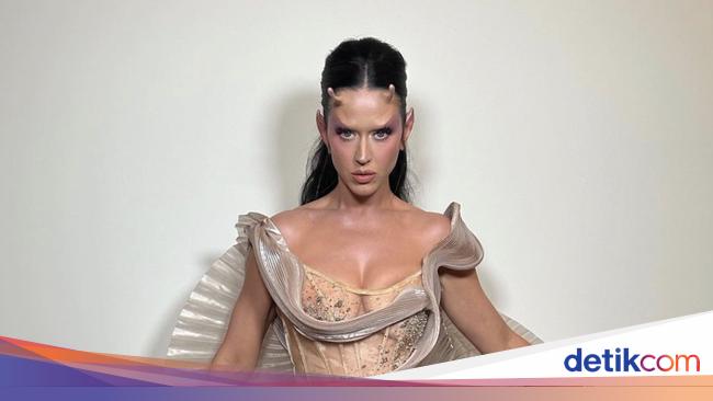 Gaya Katy Perry Bak Alien di Pesta Jeff Bezos, Pakai Gaun Desainer Indonesia