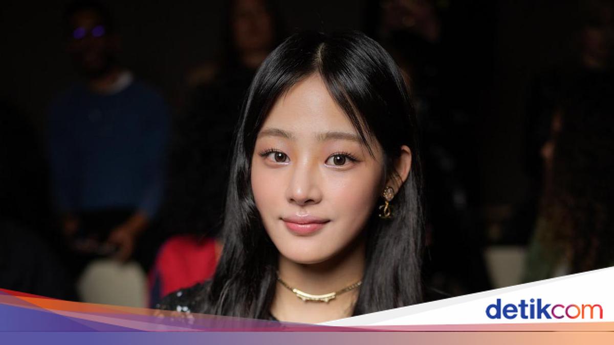 7 Gaya Minji NewJeans di Paris Fashion Week 2024 Dipuji Bak Bangsawan