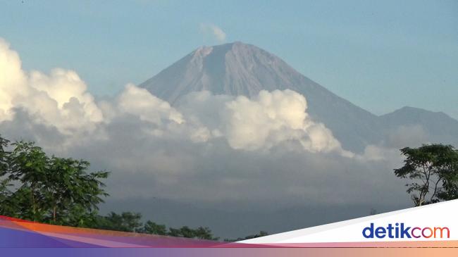 Gunung Semeru Erupsi Keluarkan Abu Setinggi 800 Meter