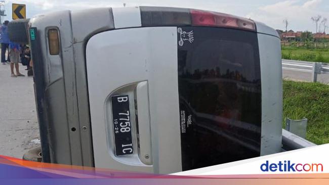 Detik-detik Mobil Rombongan Santri Terguling di Tol Brebes Tewaskan 2 Orang