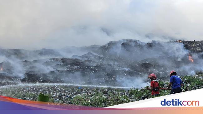 Kebakaran Sampah di TPA Sente, Pemadaman Terkendala Angin Kencang