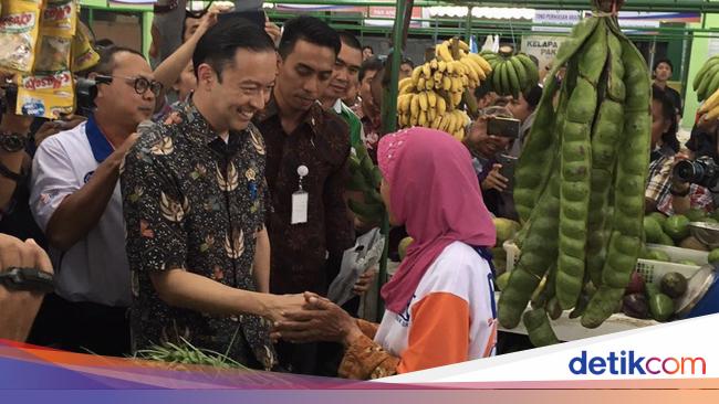 Potret Tom Lembong Saat ke Pasar hingga Makan Nasi Bungkus Potret Tom Lembong Saat ke Pasar hingga Makan Nasi Bungkus