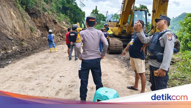 Polisi Kerahkan 2 Alat Berat Bersihkan Material Longsor di Poros Maros-Bone