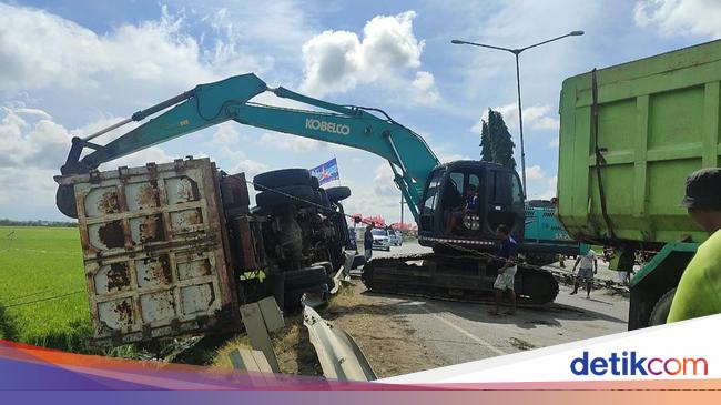 Rem Blong, Truk Batu Bara Terguling ke Sawah di Pantura Demak