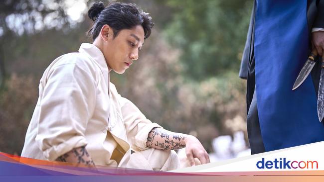 Potret Lee Do Hyun Jadi Pengusir Setan di Film Exhuma