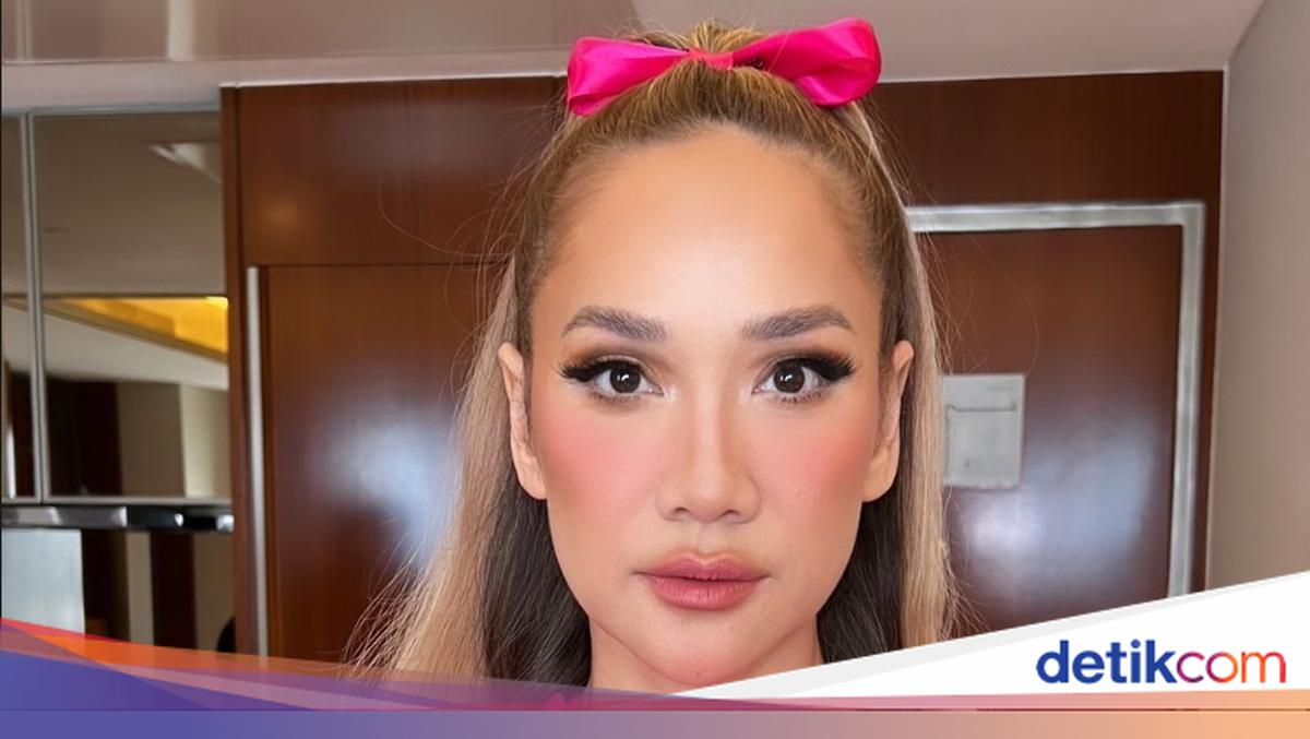 7 Potret BCL Tampil Bak Barbie Pakai Mini Dress Pink, Cantik Mempesona