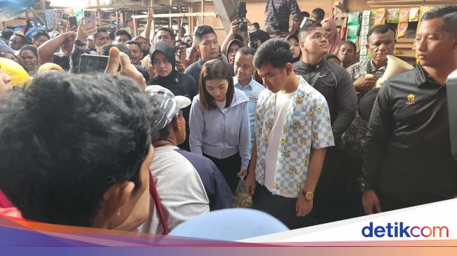 Gibran Borong Sagu dan Bagikan Buku saat Blusukan ke Pasar di Jayapura