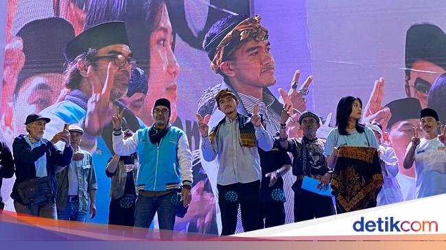 Hadiri Deklarasi Relawan di Bandung, Kaesang: Coblos Mukanya Mas Gibran Hadiri Deklarasi Relawan di Bandung, Kaesang: Coblos Mukanya Mas Gibran