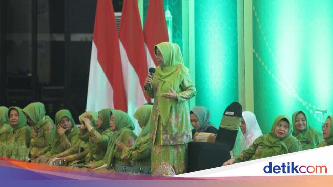 Seruan Ketua Muslimat Jatim Ikut Pilihan Politik Khofifah di Pilpres 2024 Seruan Ketua Muslimat Jatim Ikut Pilihan Politik Khofifah di Pilpres 2024