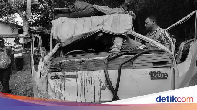 Ceceran Darah Jejak Truk Peziarah Terguling yang Tewaskan 5 Orang