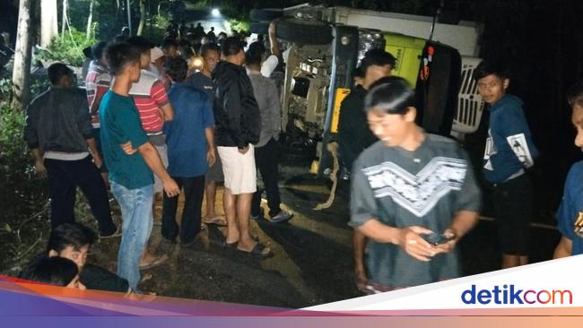 Ikuti Google Maps, Truk Isi Daging Beku Terguling di Tunggangan Wonogiri