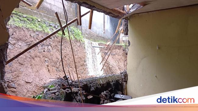 Hujan Deras, Senderan Jebol Timpa Rumah di Karangasem