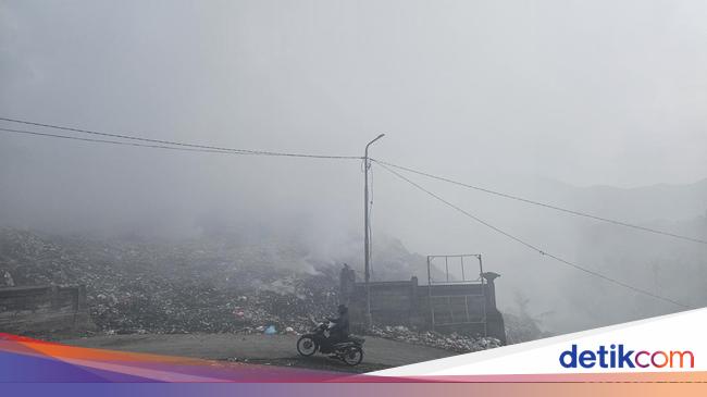 Hari Keempat Kebakaran TPA Sente, Asap Tebal Keluar dari Semua Titik