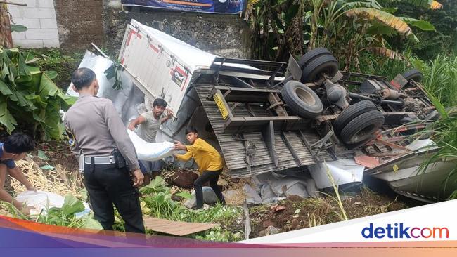 Tak Hafal Jalur, Truk Muatan Stik Es Krim Terguling di Bayeman Purbalingga
