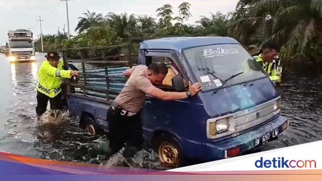 Polantas Pelalawan Bantu Evakuasi Mobil Mogok saat Banjir-Sosialisasikan Pemilu