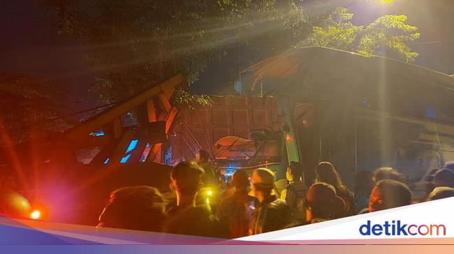 Detik-detik Sopir Bus Ngantuk Tabrak Truk Tewaskan 5 Peziarah Wali di Gresik