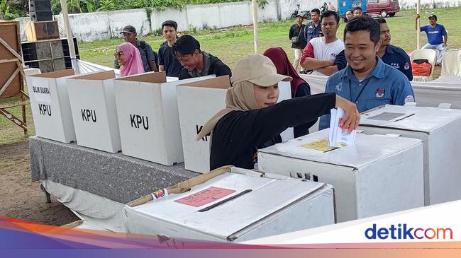 Ribuan Petugas TPS Banyuwangi Simulasi Pencoblosan Pemilu 2024