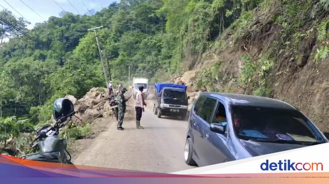 Jalur Tompo Ladang Maros Masih Rawan Longsor, Pengendara Diminta Waspada