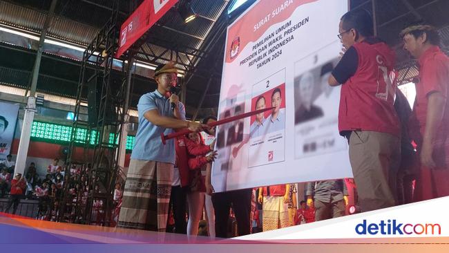 Kaesang Kampanye PSI di Makassar, Bagikan Kaus Pecinta Samsul Indonesia