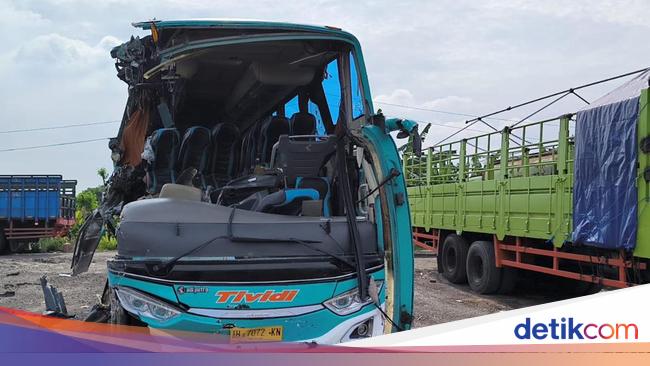 Penampakan Bus Rombongan Peziarah Kecelakaan di Gresik