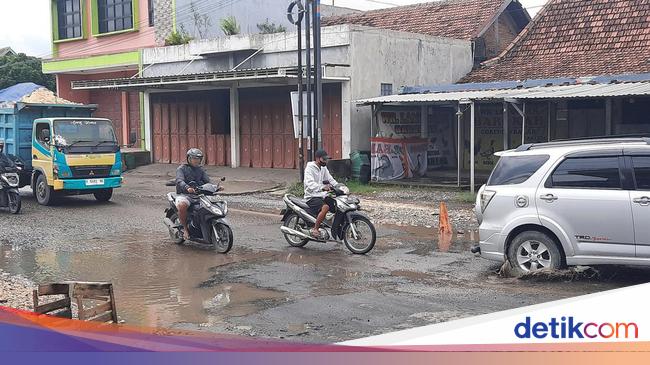 Awas! Jalan Kudus-Purwodadi Rusak Bak Kubangan Bikin Pemotor Celaka