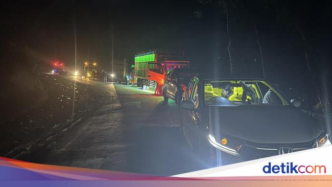 Jalur Poros Maros-Bone di Camba Macet 1 Km Malam Ini, Warga Atur Lalin