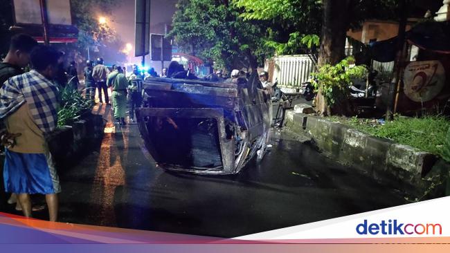 Mobil Terbalik dan Terbakar di Depan Solo Safari