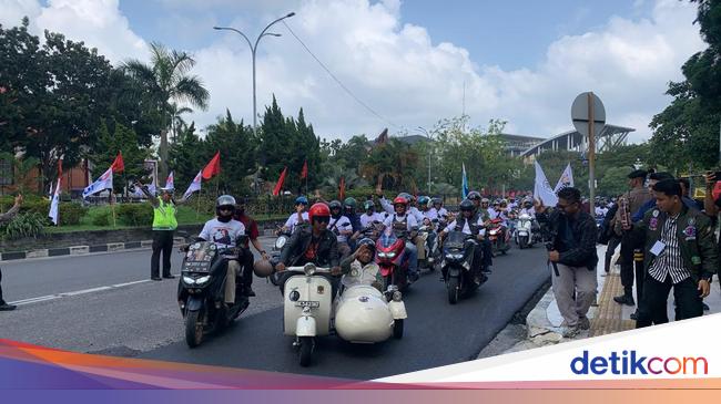 Naik Bentor ke Silaturahmi Tokoh Agama-Adat di Pekanbaru, Mahfud: Asik Ya Naik Bentor ke Silaturahmi Tokoh Agama-Adat di Pekanbaru, Mahfud: Asik Ya