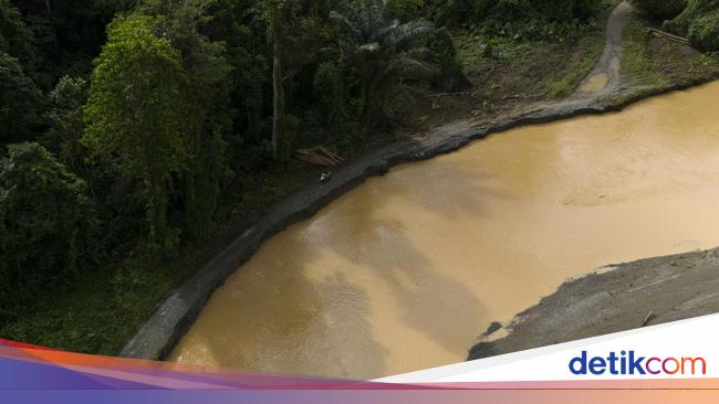 Penampakan Jalan Penghubung 3 Desa di Pulau Bacan Amblas Penampakan Jalan Penghubung 3 Desa di Pulau Bacan Amblas