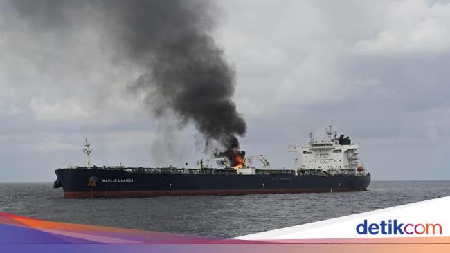 Penampakan Kapal Tanker Terbakar Usai Dihantam Rudal Houthi di Teluk Aden Penampakan Kapal Tanker Terbakar Usai Dihantam Rudal Houthi di Teluk Aden