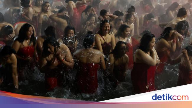 Intip Wanita Wanita Di Nepal Saat Mandi Bareng Di Sungai
