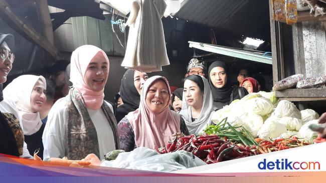 Blusukan ke Pasar Bareng Jombang, Atikoh Dapat Keluhan Kestabilan Harga Blusukan ke Pasar Bareng Jombang, Atikoh Dapat Keluhan Kestabilan Harga