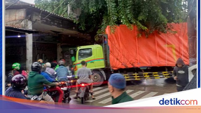 Truk Melintang Tutup Jalan Raya Condet Usai Terperosok, Lalin Macet