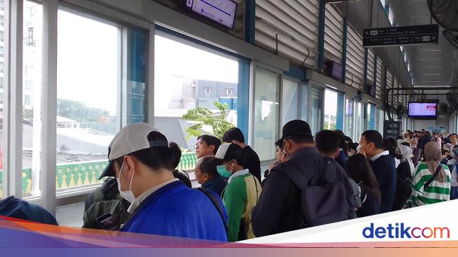 Penumpang Menumpuk di Halte Velbak gegara Bus TransJ Terhambat Genangan