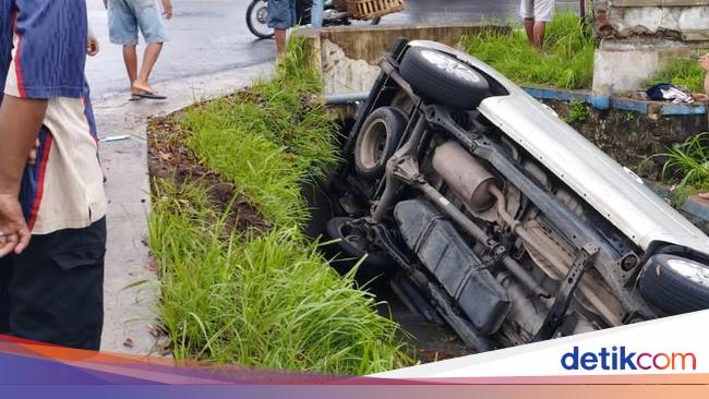 Byur! Mobil Nyemplung Saluran Air di Pundong Bantul